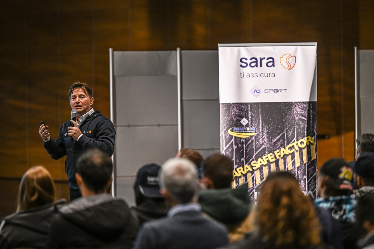 Andrea Montermini, campione delle piste automobilistiche, incontra gli ...